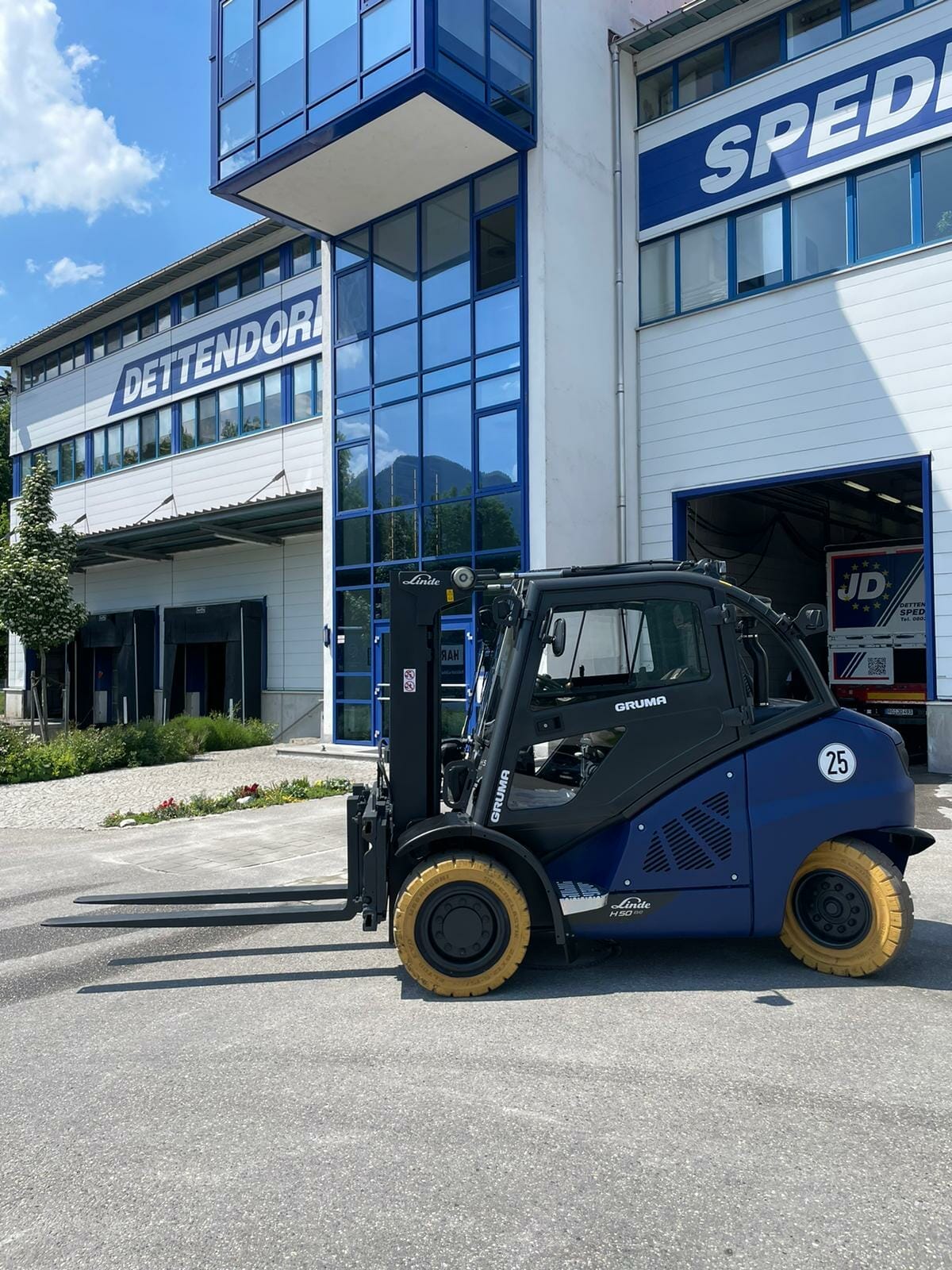 Neuer Linde-Stapler - Spedition Johann Dettendorfer